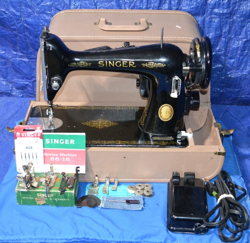 SINGER 66-16 STRAIGHT STITCH SEWING MACHINE MANUAL FEET CASE SERVICED