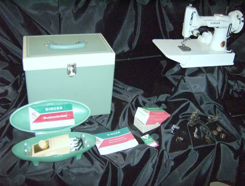 Singer Made the Singer in Different Colors - SINGERFEATHERWEIGHTVINTAGE.COM