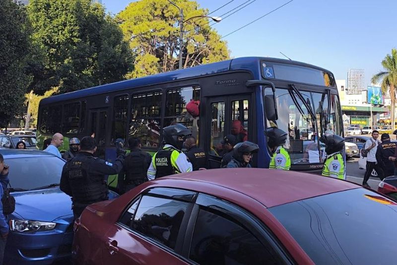 'Desfile Bufo' 위한 버스 점거 시도로 Tu Bus 한 때 운행중단 - 과테말라 한과정보