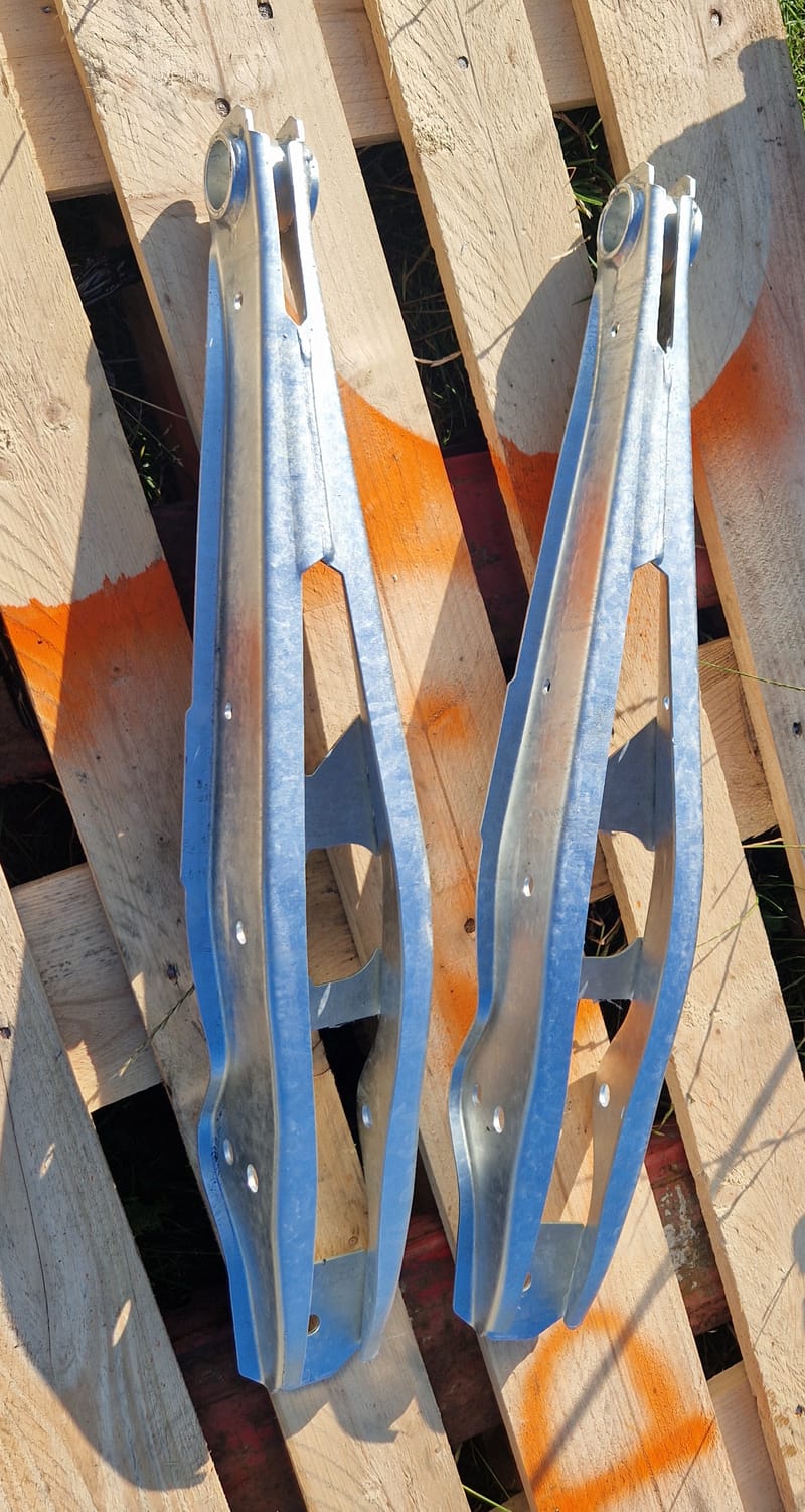 200 series Galvanised lower axle arms pair - Classic Swede