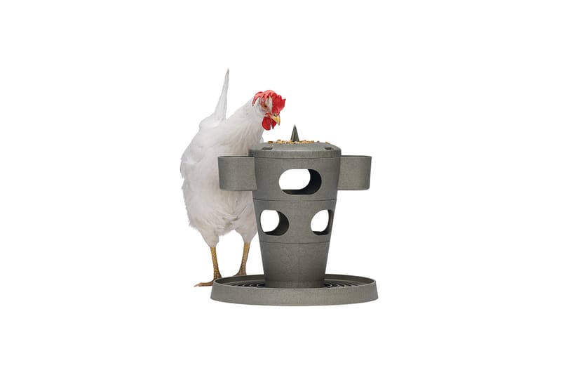 SNACK FEED TOWER FOR CHICKENS – 100% RECYCLED - Änganäsgård.se