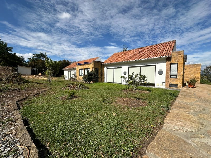 LINDA CASA AMOBLADA DE 4 ALCOBAS Y ESTUDIO FRENTE AL HIPODROMO - Copy ...