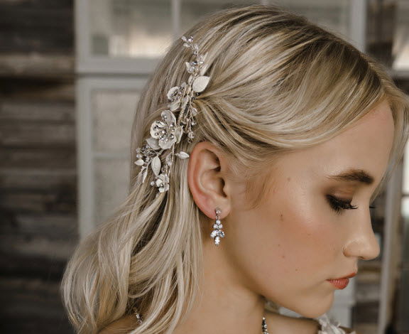 Delicate Ivory Bridal Hairclip with Flowers & Stones | Wedding Accesso